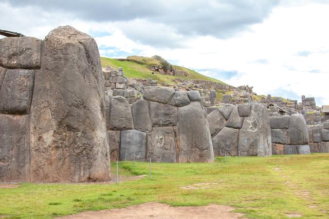 2023 Peru Visitor Guide: Sacsayhuamán, Peru